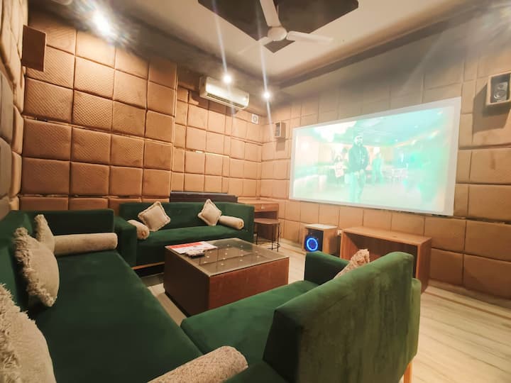 11. Pvt. Theater, 2bhk Cozy Get-together By Instay - Noida