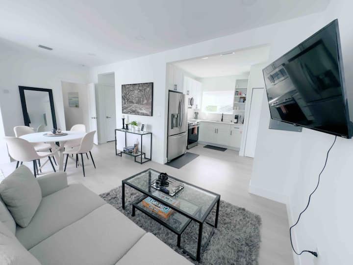 Escape To Casa Silvano With Rooftop Balcony - Miami