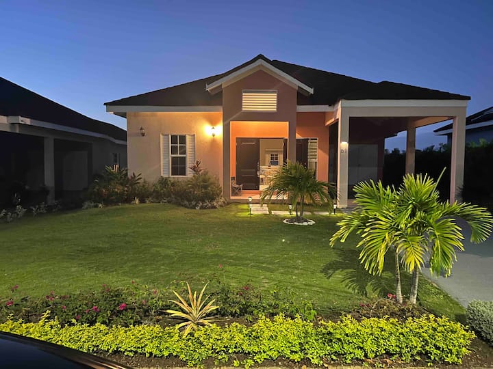 10 Min To Beach! Free Parking, Wifi, Ac - Jamaica