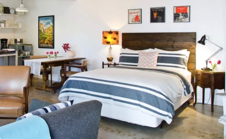 Charming Garden Studio In Hancock Park South - Los Angeles, CA