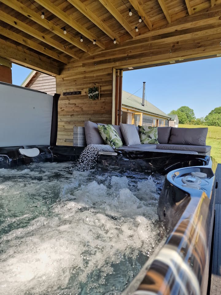 Secluded Luxury Lodge With Hot Tub, Dog Friendly - Wales