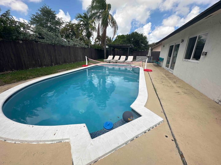 Luxurious Villa With Pool Near Beach And Mall - Miami Gardens, FL