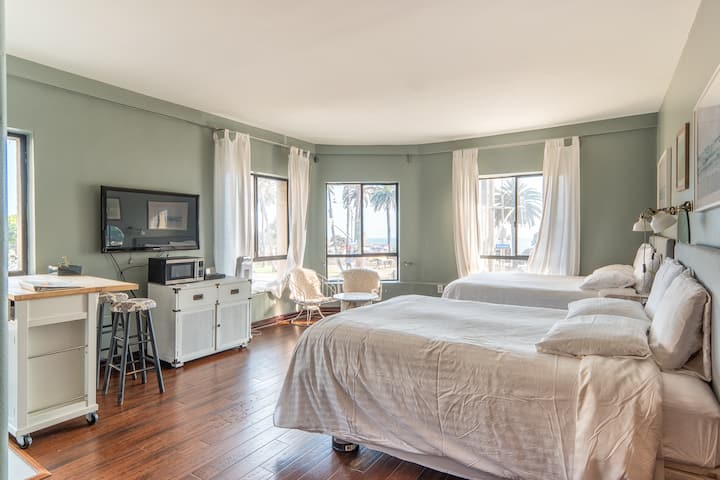 Panoramic Ocean View 2 Beds, Noisy! Central Local - Santa Monica