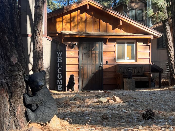 Cozy Bear Retreat + Hot-tub & Bbq! - Big Bear, CA