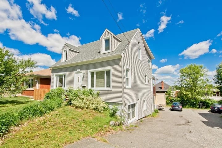 3 1/2  Dans Un Triplex. Très Bien Situé!! - Sherbrooke