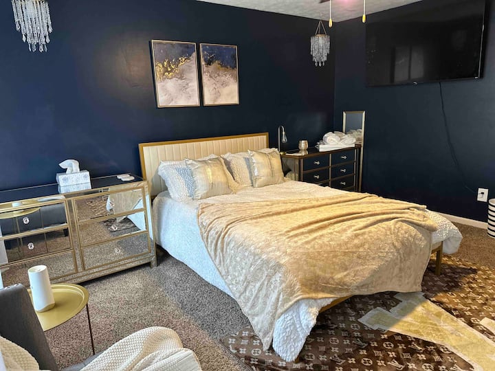 Spacious Private Room Minutes From Dt - New Albany, IN