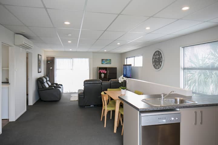 Quality, Modern,  Sunny One Bedroom Apartment - Christchurch