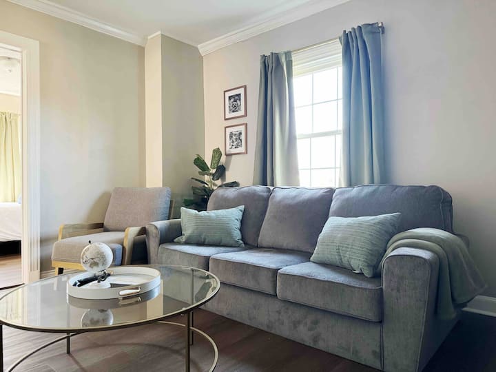 Spring Street Suites A | Queen 3bd/1ba Stylish Apt - Evansville, IN