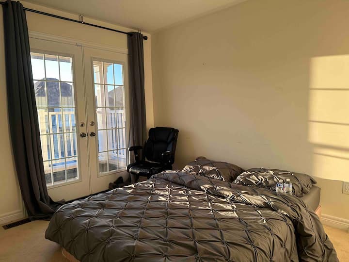 2 Guests Queen Bed Balcony Gta - 布蘭普頓