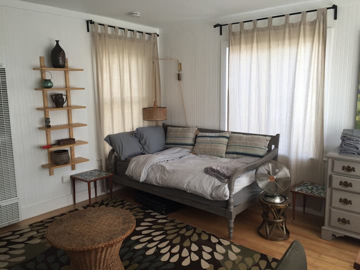 (D) Large Sunny Studio Apartment Close To Campus - Berkeley, CA