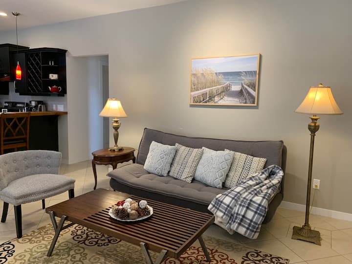 Near Hospital One Bedroom Entire Guest Suite - Kelowna