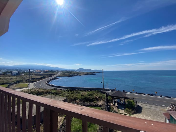 오션뷰가 아름다운 201호 힐링하우스
함덕해수욕장 차로5분거리 올레19길에위치한 뷰맛집 - Jeju-si