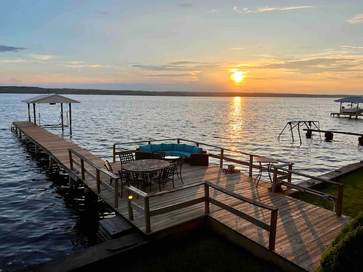 Hollyhock Beach House! - Geneva, NY