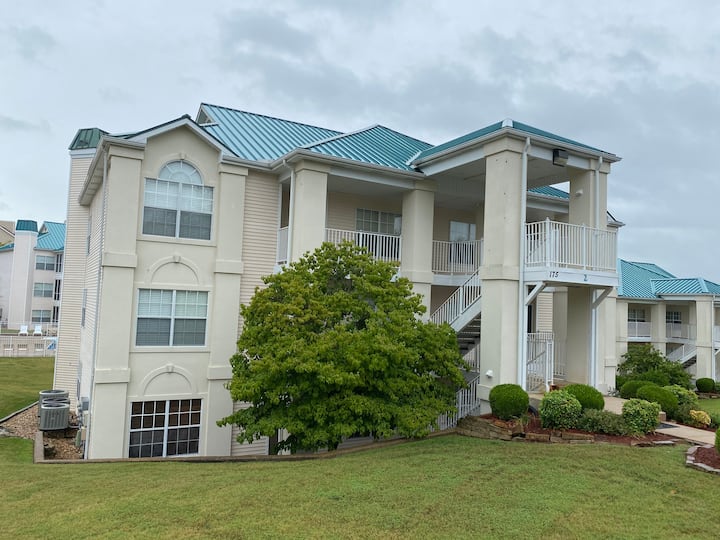 Westridge Hideaway ~ Remodeled Walk-in Condo - Omaha, AR
