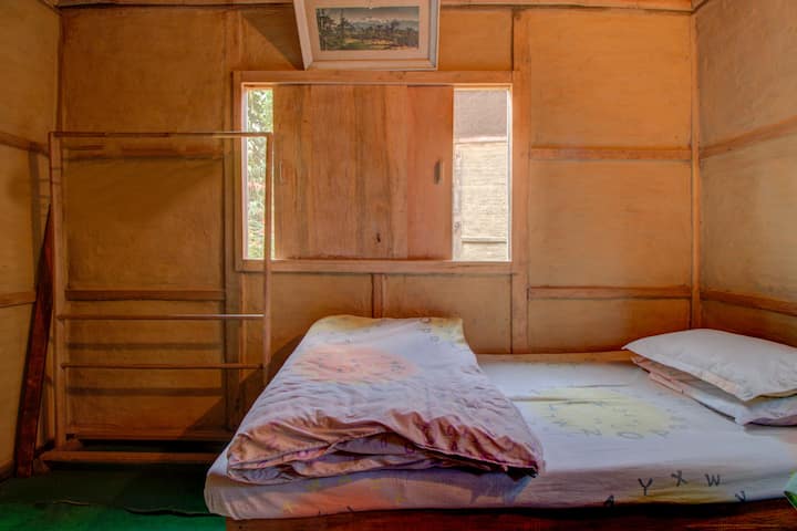 A Budget Room In Lonely Planet Homestay, Kalimpong - Lava