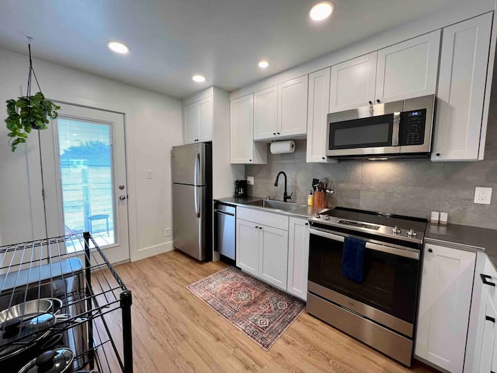 *Gold St Getaway* Lux1br W/patio - Redding, CA