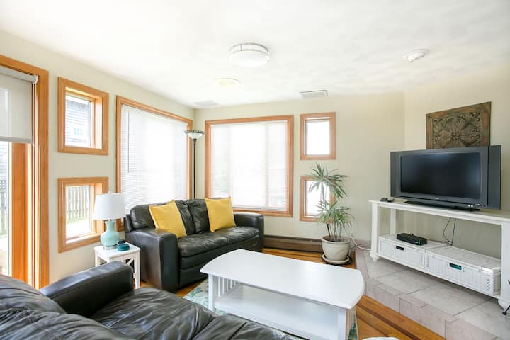 3br Beach Home , Ocean Views, 2 Min Walk To Scarborough Beach - South Kingstown, RI