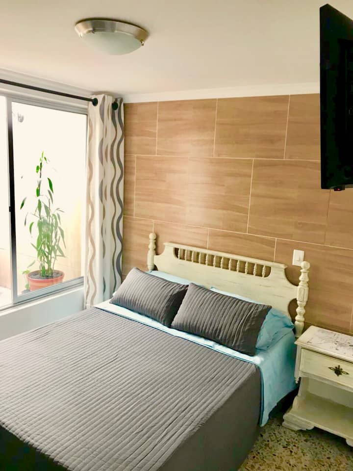 Beautiful Home / No Stairs / Short Walk To Public Transit - Itagüi