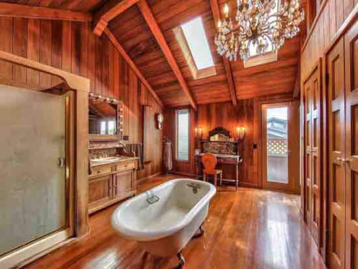 Large Converted Barn With Vintage Furnishings - Monterey, CA