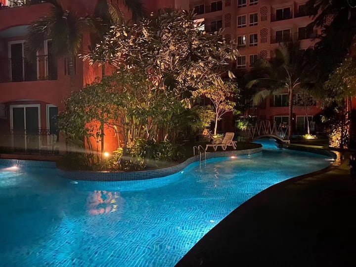 配有欢乐泳池的欢乐民宿 - Pattaya City