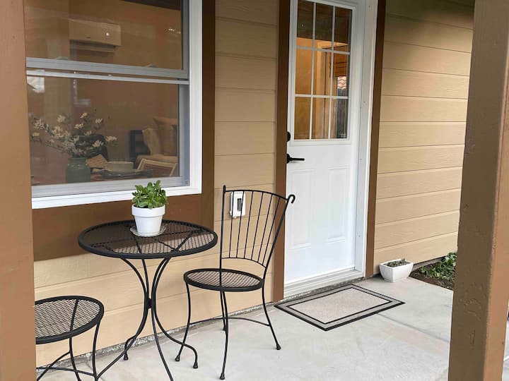 Charming Private Cottage In Backyard Oasis - Clovis, CA