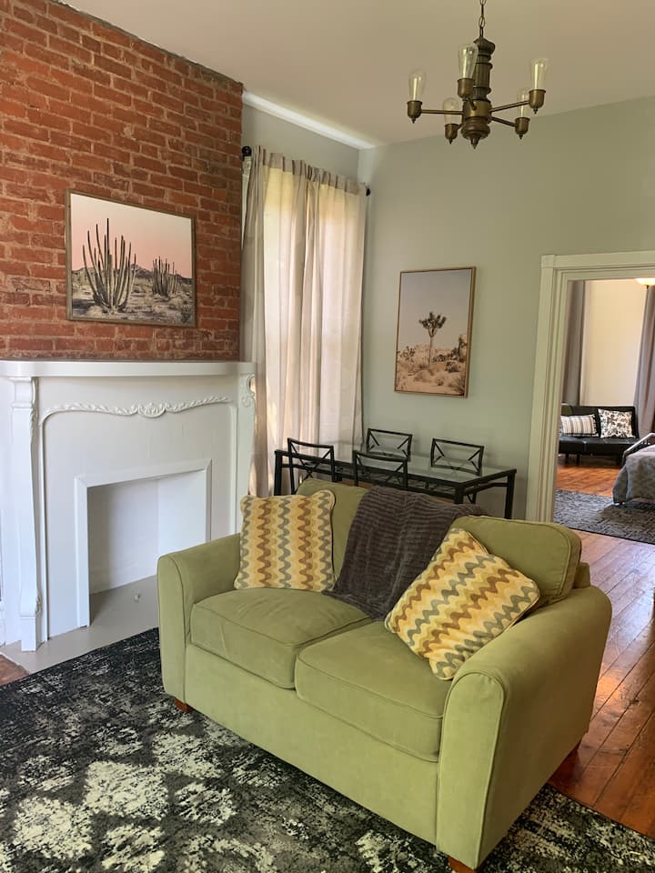 The Squirrel Nest A Spacious Two Bedroom Apartment - Black Widow, West Mifflin