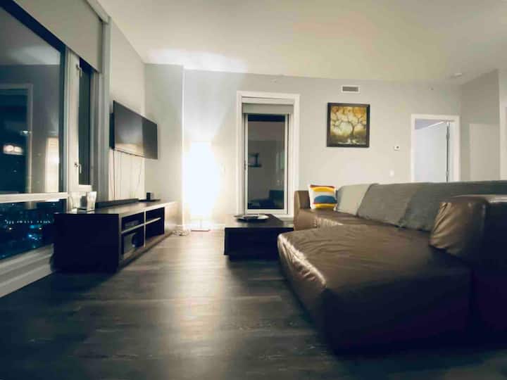 Read My Reviews ⭐️⭐️⭐️⭐️⭐️!! Modern Downtown View Condo - Calgary