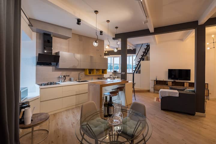 Old Town 80 M2 Top Floor Apt - Tbilisi