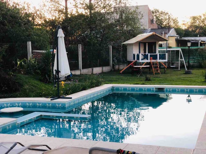 Casa Familiar Con Pileta A 10 Km De Corrientes Cap - Corrientes, Argentina