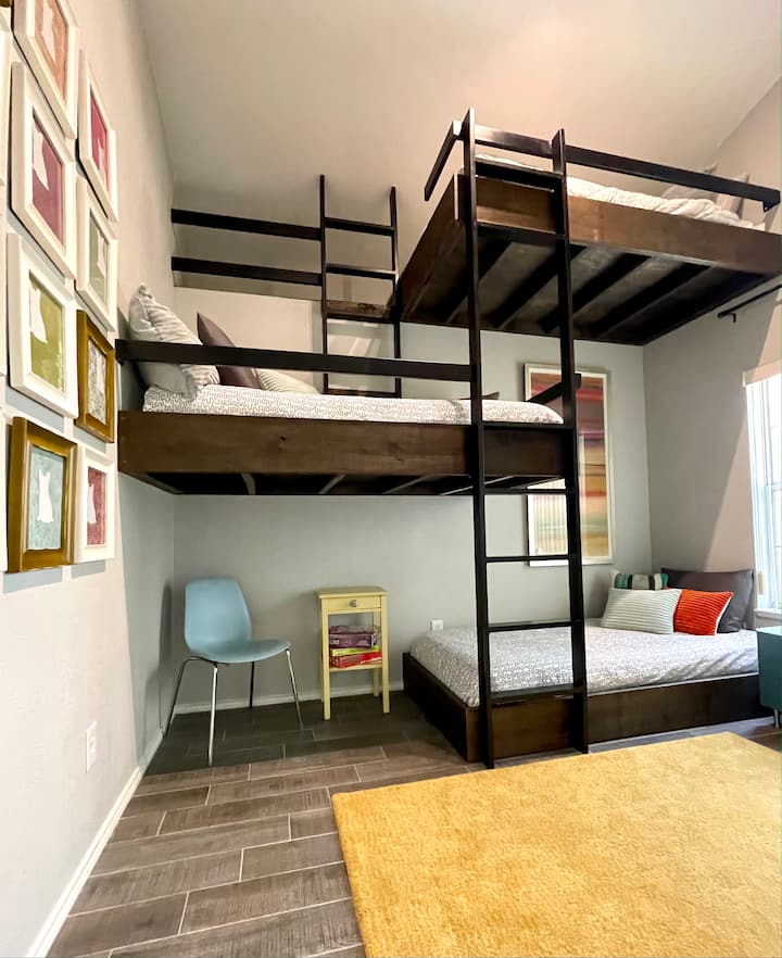 Updated Fun Comfortable House - Leander, TX