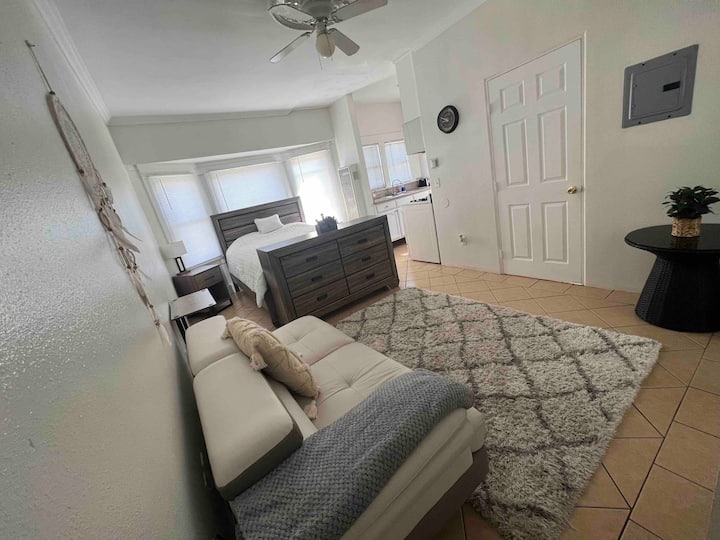 Lovely Condo Long Beach With Parking Free Wi-fi - Long Beach, CA