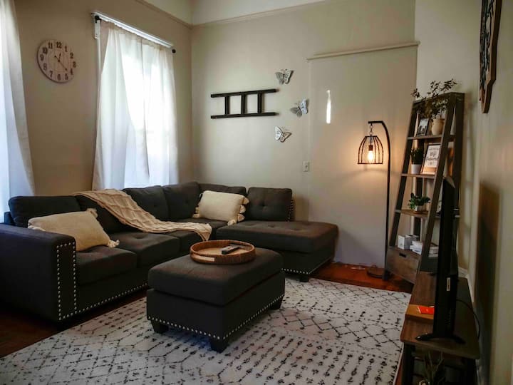 Cozy One-bedroom Historic District - Savannah, GA