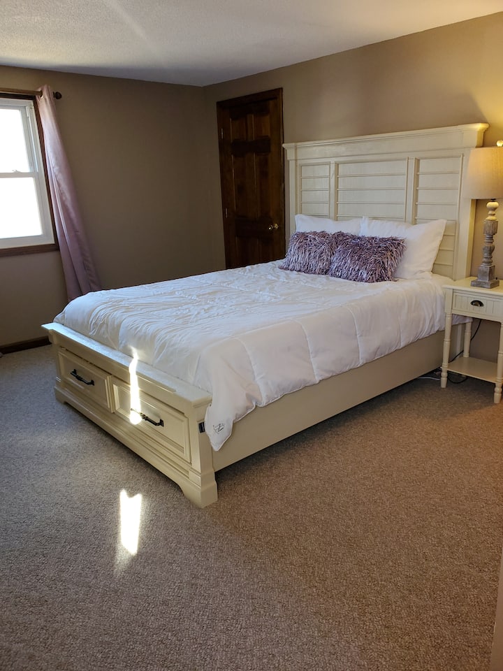 Cozy Room/bed With Guest Living Room. Netflix/hulu - Lowell, MA