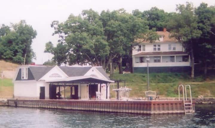 Spacious Island Home-grindstone Isl, Clayton, Ny - Gananoque