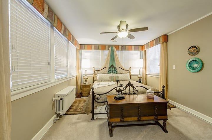 Arabian Nights Room - Flint, MI