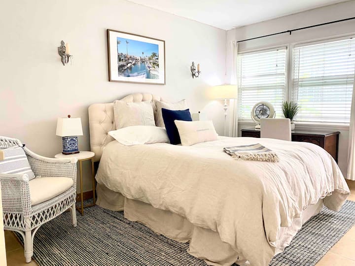 Bright Beach Bungalow    Walk To Bay & 2nd Street! - Long Beach, CA