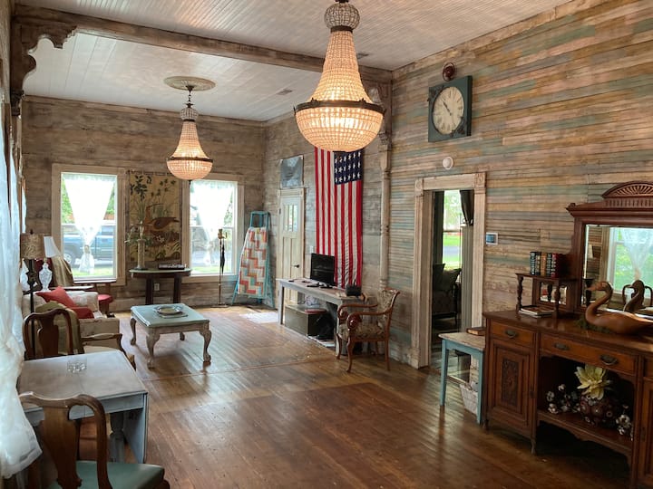 Colonels Quarters - Inspiring And Enchanting - Smithville, TX