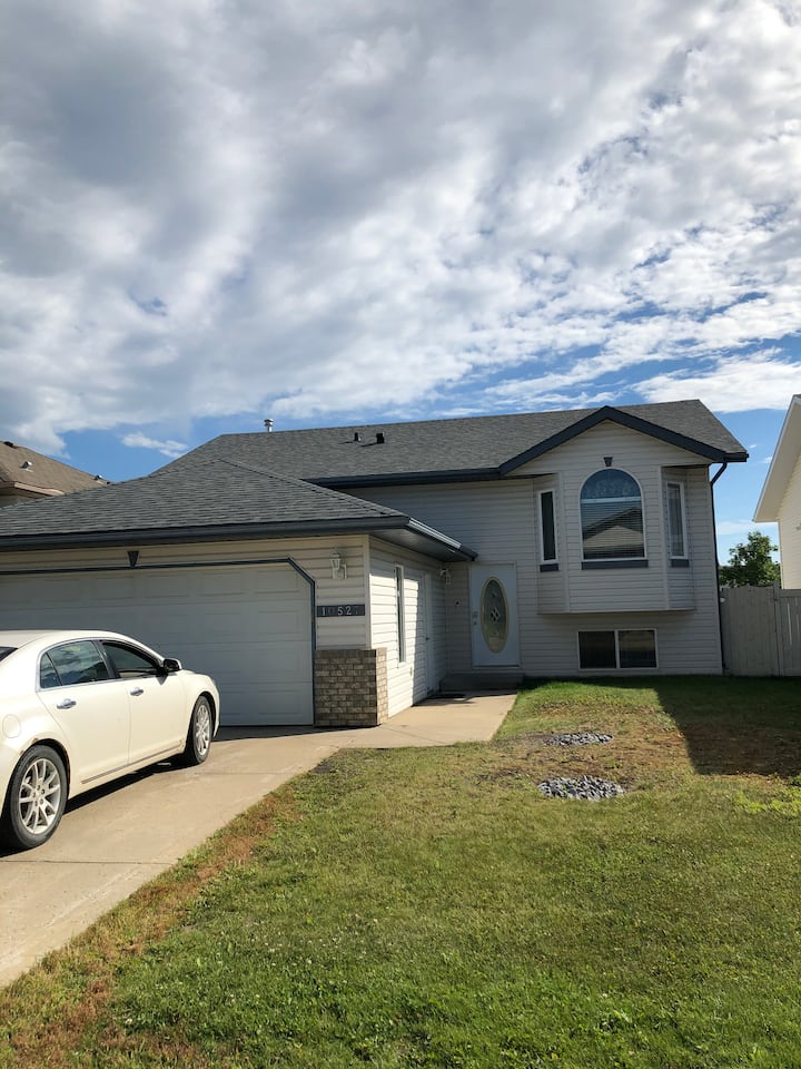 3 Bedroom 2 Bath Air-conditioned House With Garage - Grande Prairie