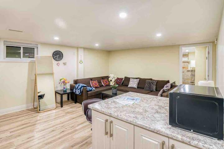 Three Bedroom With Free Parking Premises - Toronto