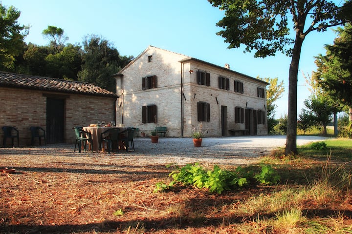 Spacious Farmhouse On A Winery - Macerata