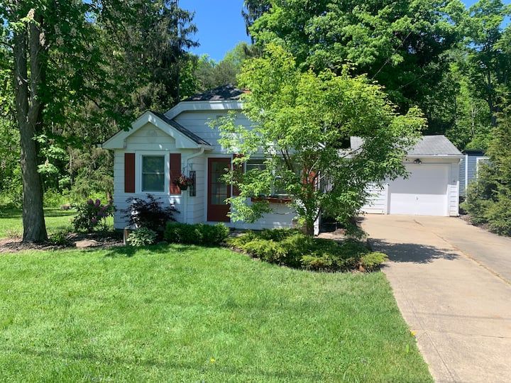 Sunshine Cottage Of Chagrin Falls: Monthly Rental - Aurora, OH