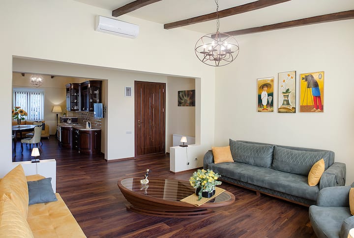 Picturesque 4 Bedroom & 4 Bathroom Penthouse Apt - Tiflis