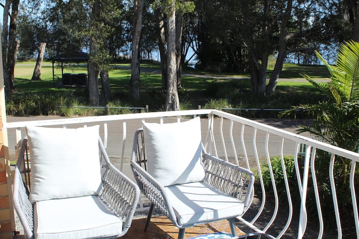 On The Jetty Lake-view Apartment - Tuggerah