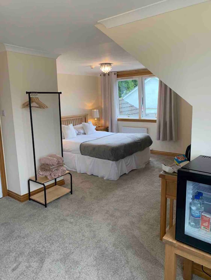 Glenshiel Guest Room 2 -En-suite Large Double Room - Fort William