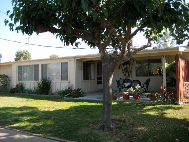 Here Comes The Sun! This Is A 55+ Community - Perris, CA