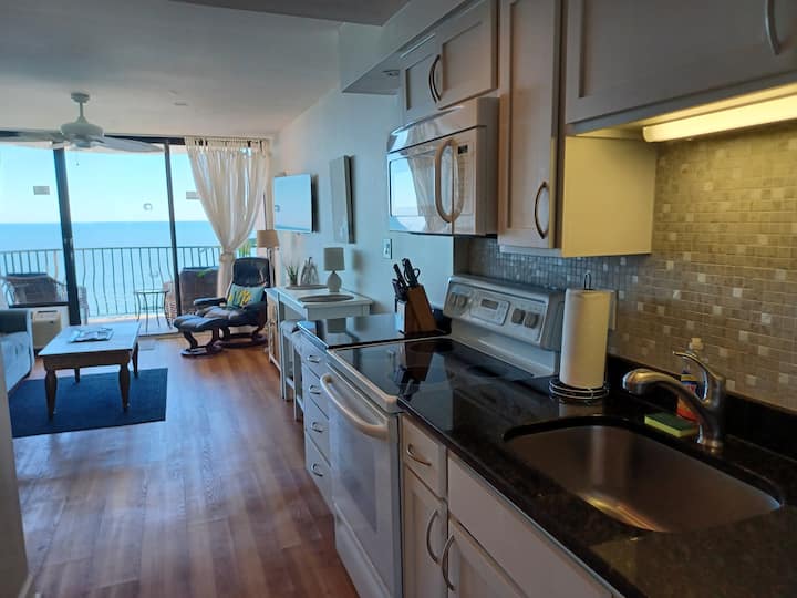 Oceanfront Newly Renovated, Great Location, King - Myrtle Beach, SC