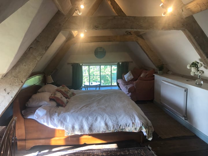 Top Floor Attic Studio Space With Roll Top Bath - Stroud, UK
