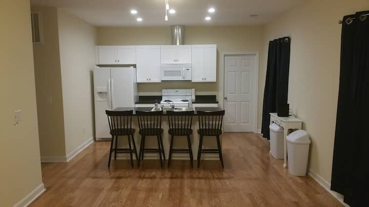 King Bed With Ensuite Bathroom - Room 5 - Charleston, SC