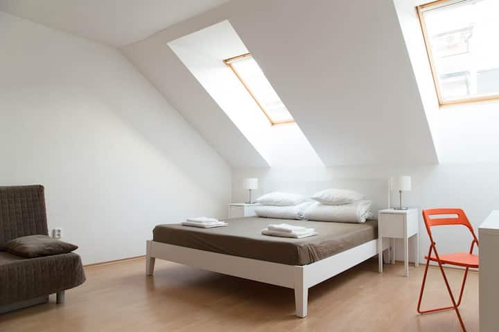 05 Sizeable 5br 2,5bath Duplex For 12+ - Bratislava