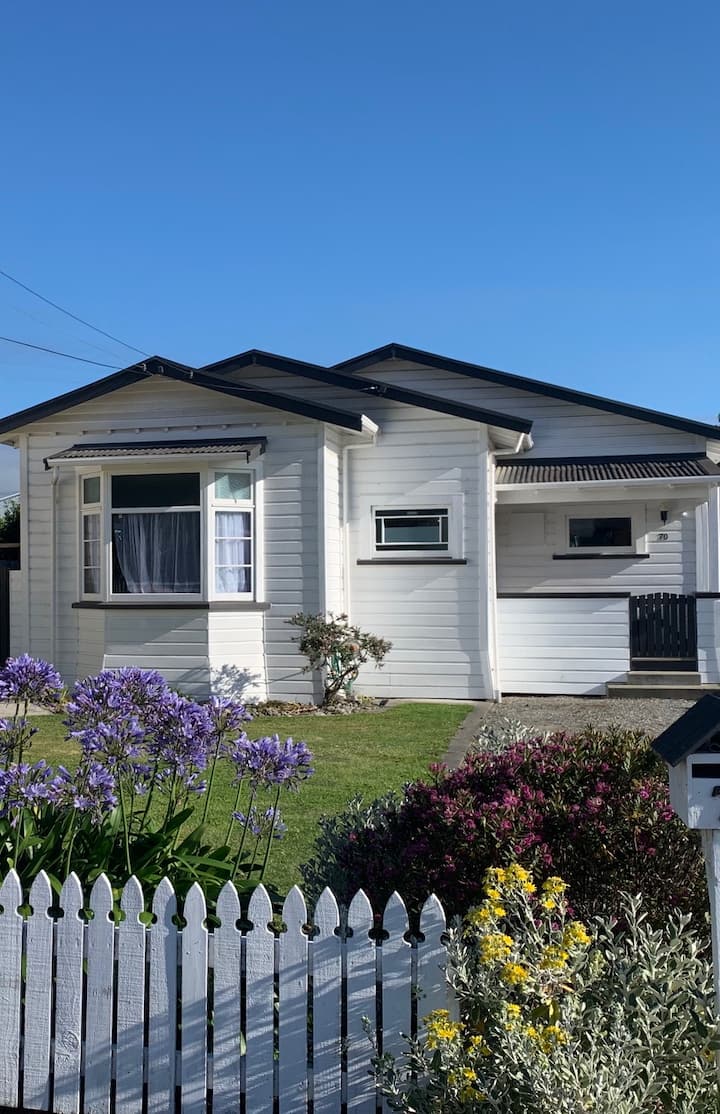 Centrally Located  1920s Villa - Blenheim